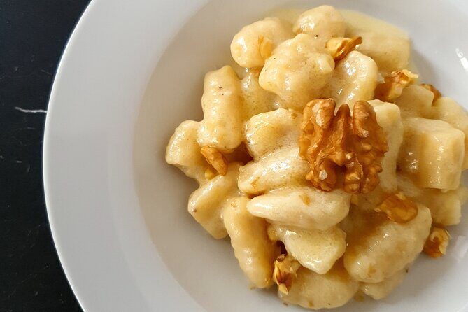 My Granny's secrets Making Gnocchi - The charm of a home environment with a feline touch