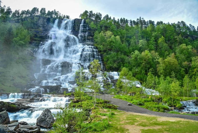 Nærøyfjord Cruise, Flåm, and Stegastein - Bus from Bergen - The Drive to Stegastein