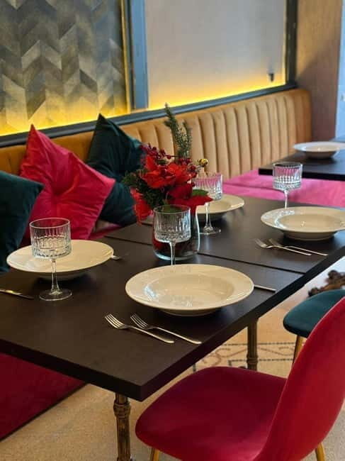 Naples: Dinner show, Tradition & Music with a glass of wine - A Warm Welcome to Naples’ Nightlife