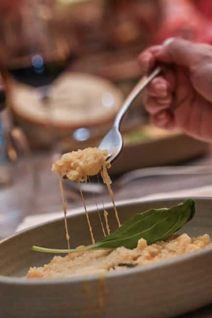 Naples: Dinner show, Tradition & Music with a glass of wine - Who Is This Experience Best For?