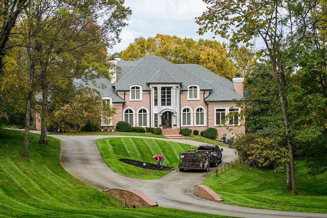 Nashville "Homes Of The Stars" Narrated Bus Tour with 30+ Celebrity Homes - Who Would Love This Tour?