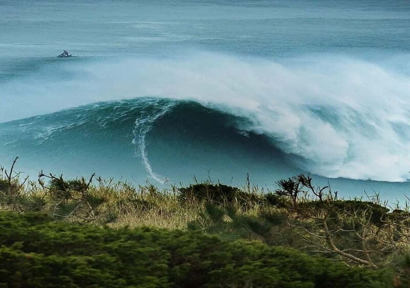 Nazaré: The Giant Waves Surf Experience - An In-Depth Look at the Tour