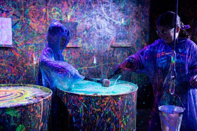 Neon Paint, Backlight-lit, Splatter Room Experience XL - Key Points