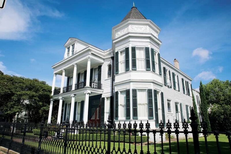 New Orleans: 2hr Homes of the Rich & Famous Garden District - Discovering the Garden District: A Practical Walk Through Fame and Architecture