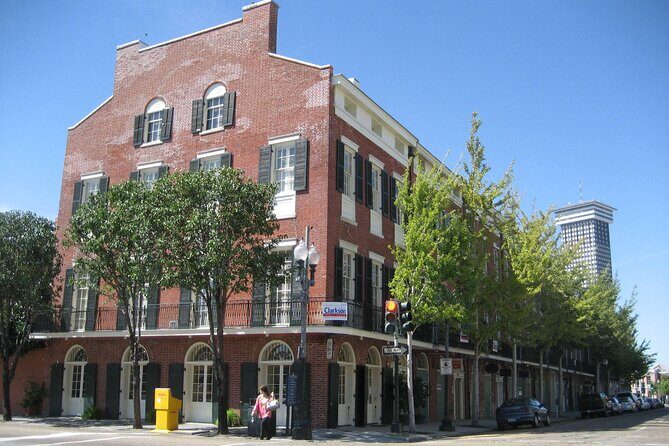 New Orleans Arts District Gallery Tour with Champagne - The Experience in Depth