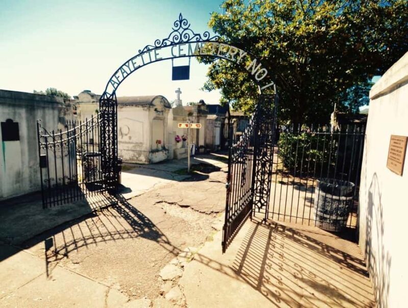 New Orleans: Garden District & Lafayette Cemetery gates Tour - The Lafayette Cemetery Limitation