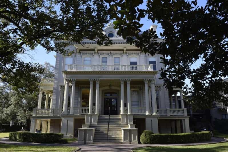 New Orleans: Garden District Walking Tour - Discovering the Garden District: An Authentic Walk Through History and Style