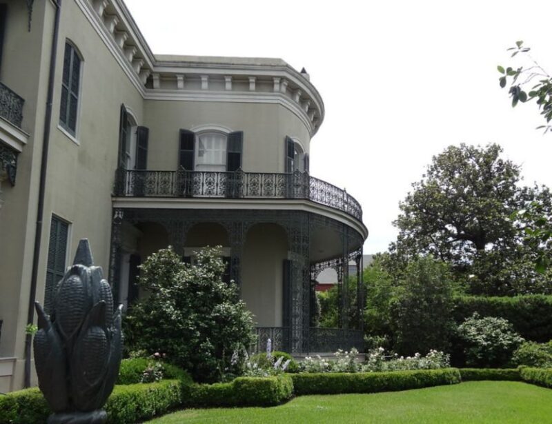 New Orleans: Tombs and Mansions of the Garden District - Key Points