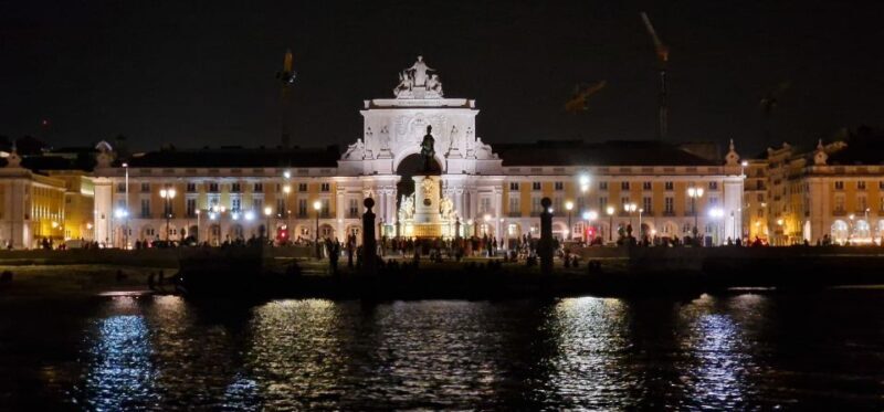 New Year's Eve Fireworks Sail with Sparkling Wine - Who Will Appreciate This Tour?