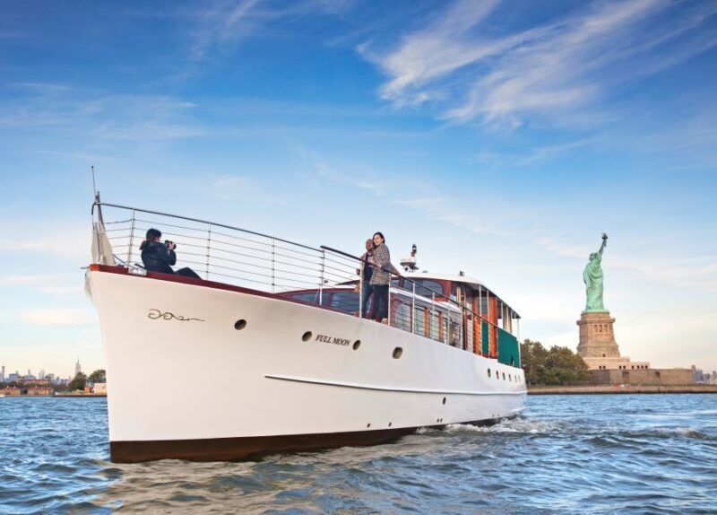 New York City: Mini Yacht Boat Ride with Sightseeing - What makes this cruise special?