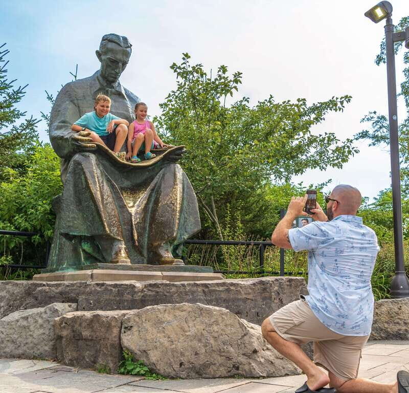 Niagara Falls: USA/Canada Tour with Boat Cruise and Lunch - An In-Depth Look at the Tour