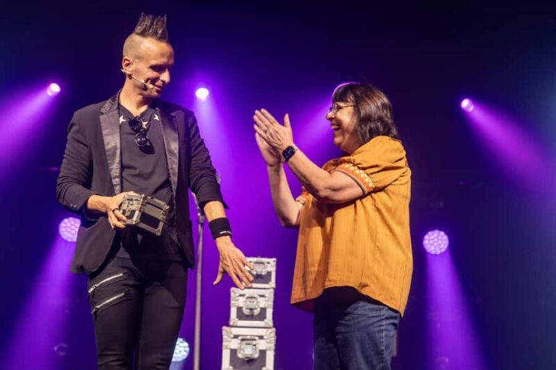 Niagara Falls, USA: Magic Theatre - Illusionist Leon Etienne - An In-Depth Look at the Niagara Falls Magic Theatre Experience