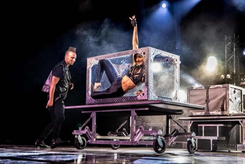 Niagara Falls, USA: Magic Theatre - Illusionist Leon Etienne - A Closer Look at the Niagara Falls Magic Theatre