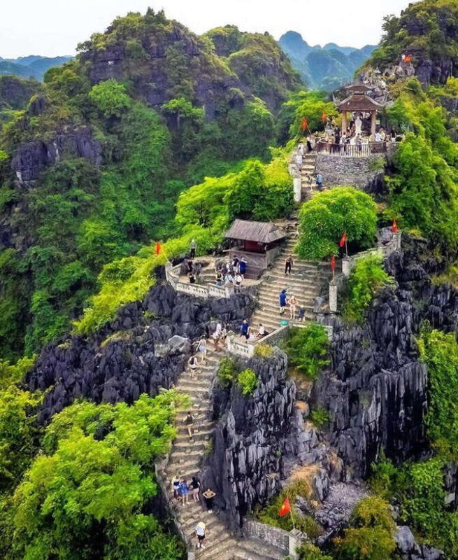Ninh Binh: Bai Dinh, Trang An, and Mua Cave Small-Group Tour - A Scenic Boat Ride at Trang An