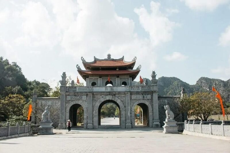 Ninh Binh : Hoa Lu, Trang An, and Mua Cave Day Tour - Lunch in Tam Coc: Tasting Local Cuisine