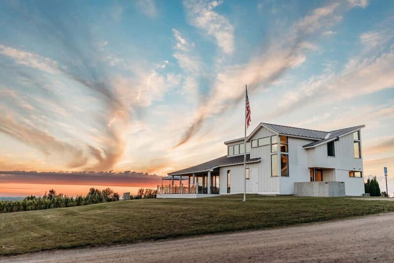 NON BUS Traverse City Leelanau Peninsula Sunset Wine Tour - The Experience: What to Expect