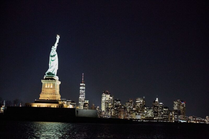 NYC: City Lights Yacht Cruise with Drink Included - Key Points