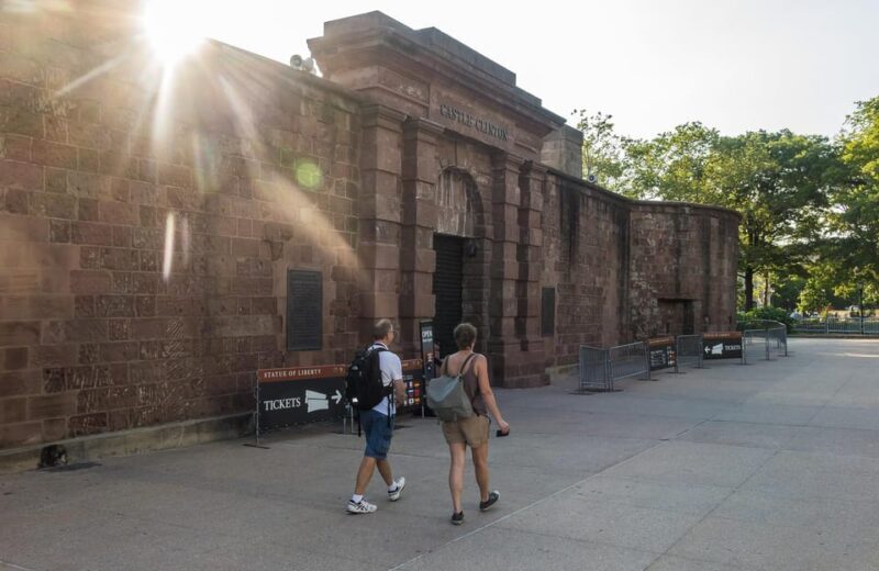 NYC: Financial District Guided Walking Tour English-Spanish - Memorials and Modern Landmarks