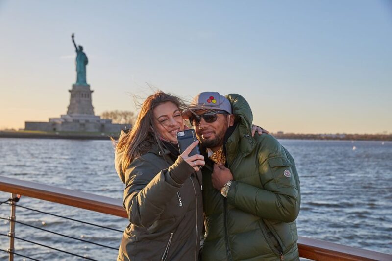 NYC: Holiday Yacht Cruise with Jazz, Cocoa & Carols - Key Points