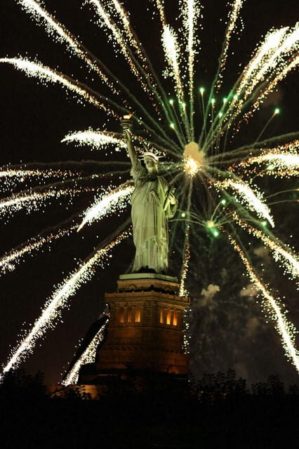 NYC: New Year's Eve Dinner Cruise with Music and Open Bar - FAQ