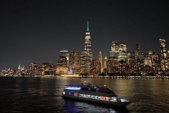 NYC New Year's Eve Dinner on Luxury Yacht with Open Bar - The Sum Up