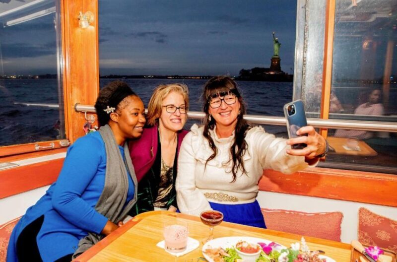NYC: Night Holiday Lights and Cocoa Cruise - FAQ