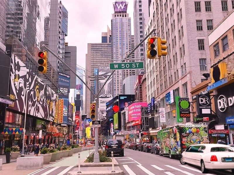 NYC: Private Home Alone 2 Stretch Limousine Tour with Pizza - Who Should Consider This Tour?