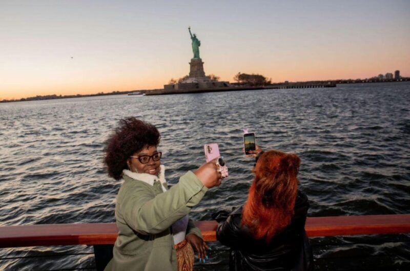 NYC: Sightseeing Holiday Cruise with Drink - Authentic Traveler Perspectives