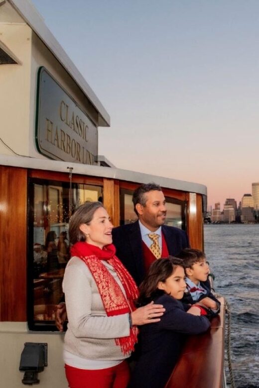 NYC: Sightseeing Holiday Cruise with Drink - FAQ