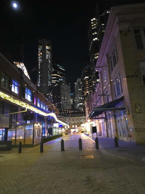 NYC: Spanish tour through narrow, authentic streets - Key Points