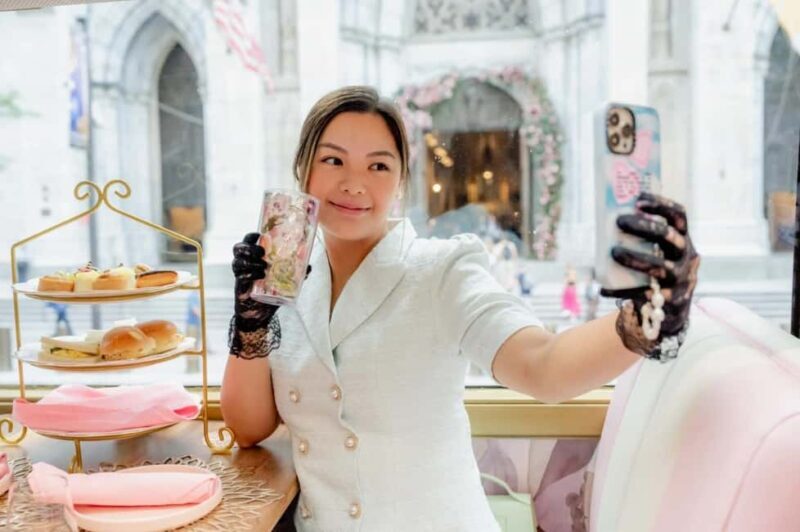 NYC: Tea Around Town Bus Tour with Live Entertainment - Key Points