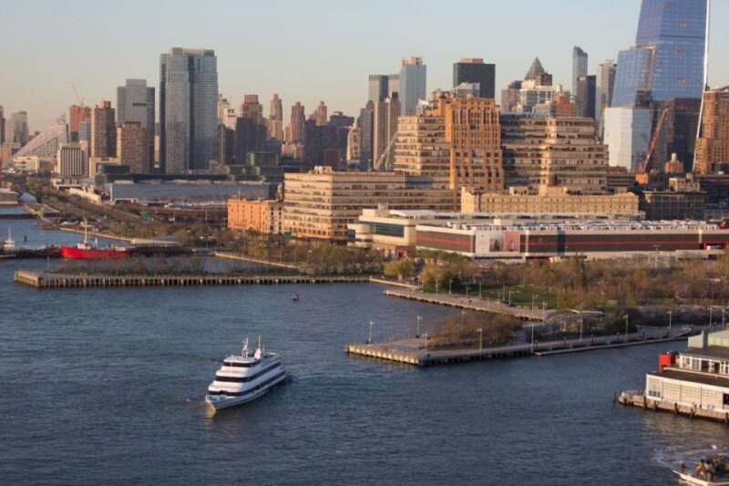 NYC: Thanksgiving Buffet Harbor Cruise - Entertainment & Atmosphere