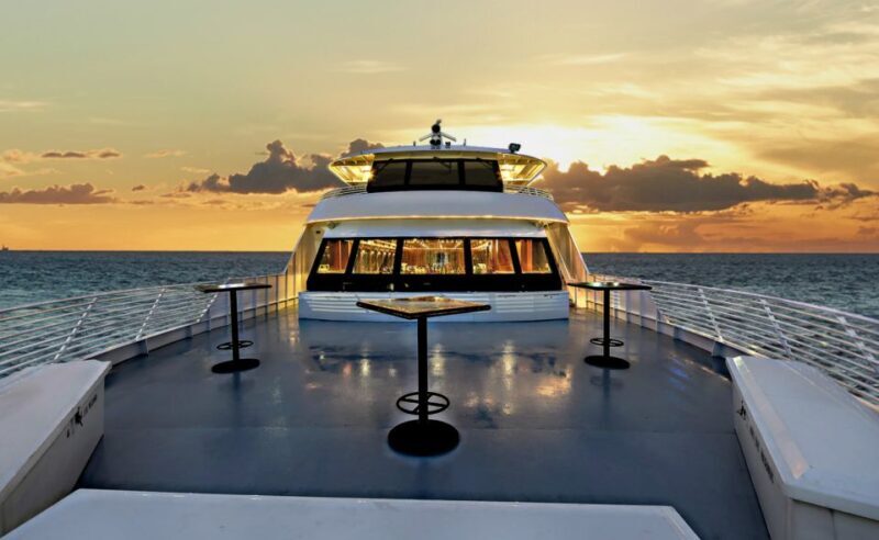 Oahu: Friday Night Fireworks Cocktail Cruise - The Cruise Itself: What You’ll See and Do