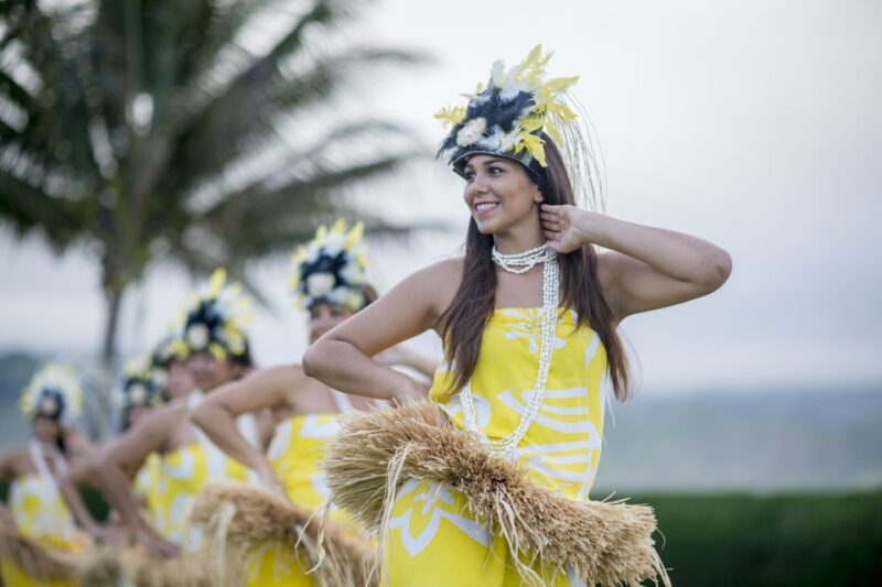 Oahu: Queens Waikiki Luau - Food and Drinks: A Hearty Hawaiian Feast