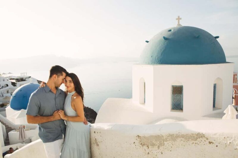 Oia: 30' photo session for couples or solo travelers - The Experience in Detail