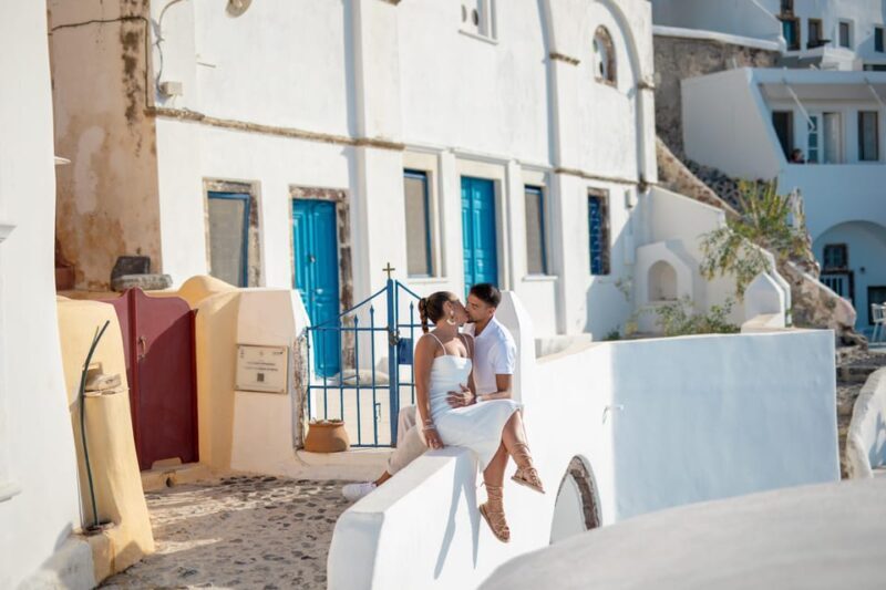 Oia: Couple photoshoot with 30 edited Photos - Key Points