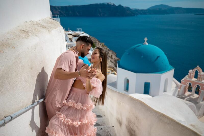 Oia: Couple photoshoot with 30 edited Photos - Why a Photoshoot in Oia is Worth Considering