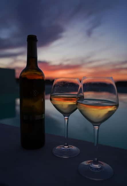 Oia: Retreat Infinity Pool Ticket with Sea and Sunset Views - The Scenery and Views: Why They Matter