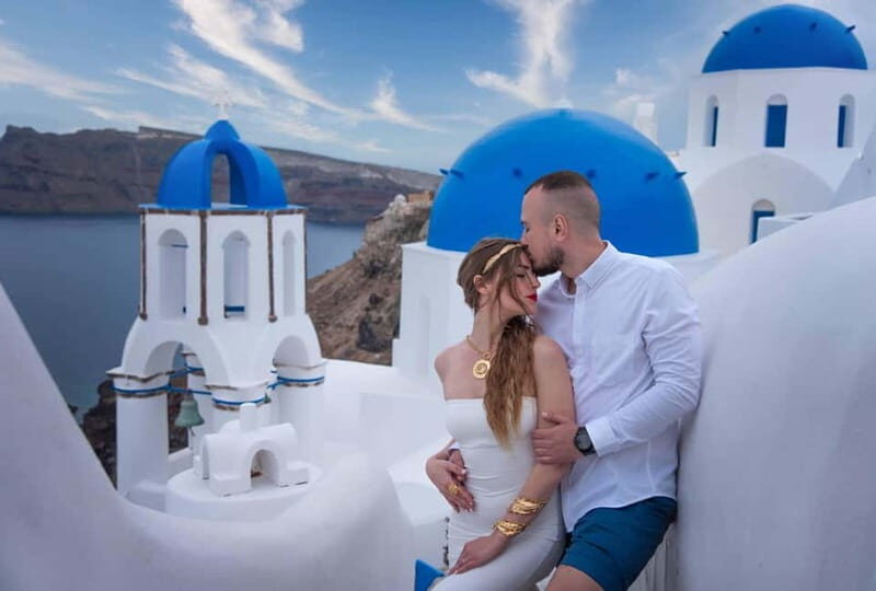 Oía: Santorini Professional Photoshoot with Edited Photos - Why Choose a Santorini Photoshoot in Oia?