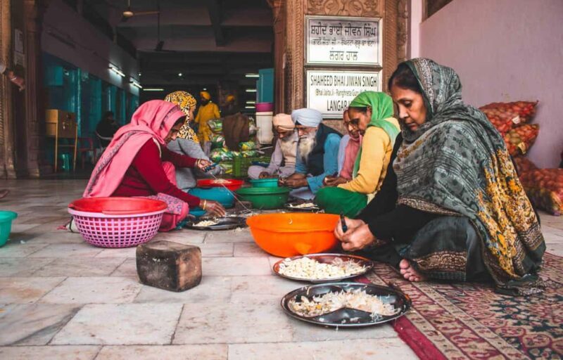 Old Delhi: 4 Hour Guided Walk with transfers & Entry Ticket - Key Points