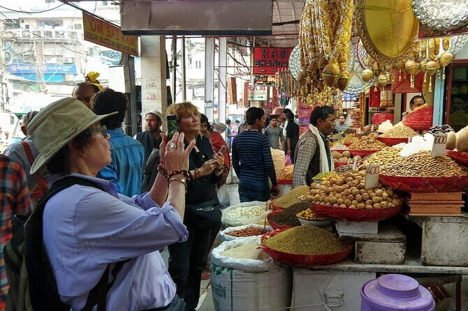 Old Delhi Shopping Experience - The Heart of Old Delhi: An Authentic and Dynamic Setting