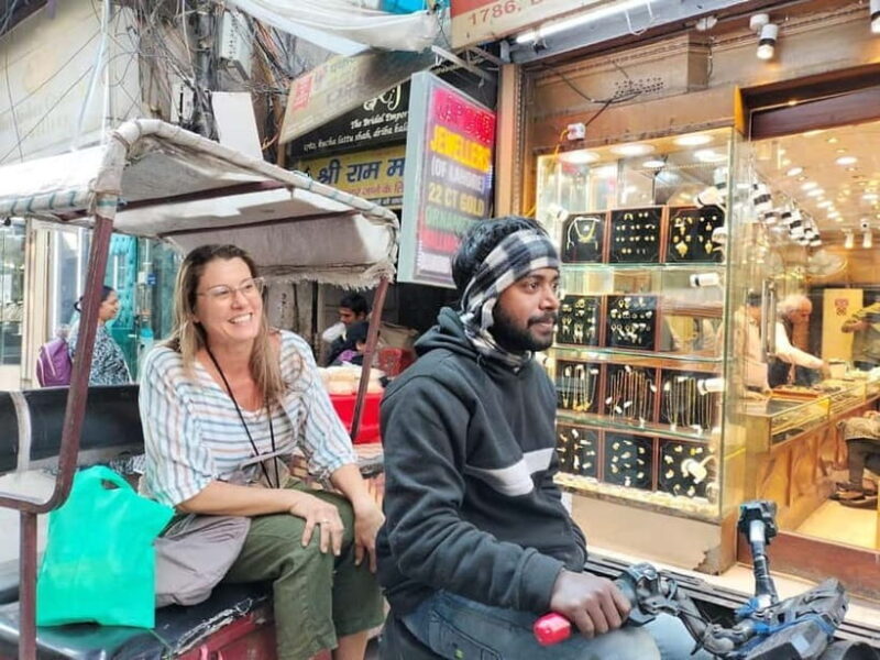 Old & New Delhi Shopping Tour with Female Consultant - Discover the Contrasts of Delhi: Shopping, Food, and Culture with a Female Guide
