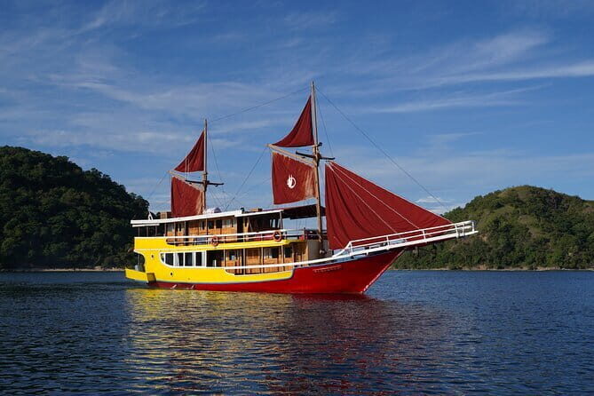 Open Sailing Trip Labuan Bajo, Using Singkolo Pinishi Boat - The Experience: What Travelers Can Expect