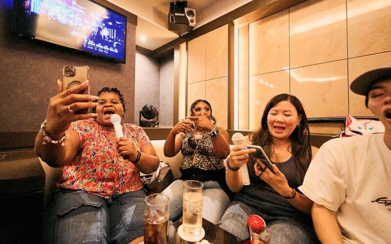 Osaka: Bar Hopping & Night Walking Tour with Locals - The Role of the Guides: Knowledge and Warmth