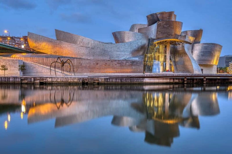 Outdoor guided visit and access to Guggenheim Museum (ES) - A Close Look at the Guggenheim Guided Experience