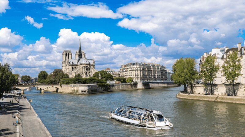 Outside Île de la Cité Tour with Crypt Access and cruise - An Honest Look at the Experience