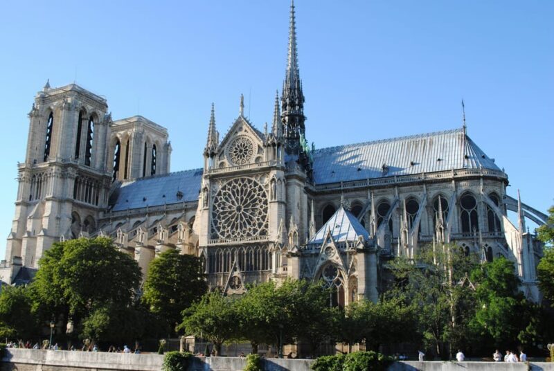 Outside Île de la Cité Tour with Crypt Access and cruise - The Seine River Cruise