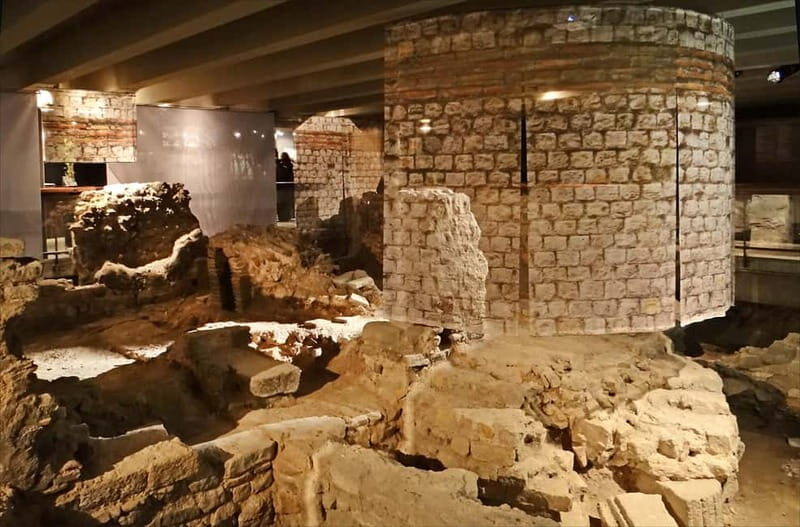 Outside Notre-Dame & Île de la Cité Tour with Crypt Access - An In-Depth Look at the Experience