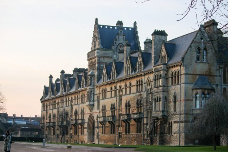 Oxford: Alumni-Led Walking & Punting Tour w/opt New College - Key Points