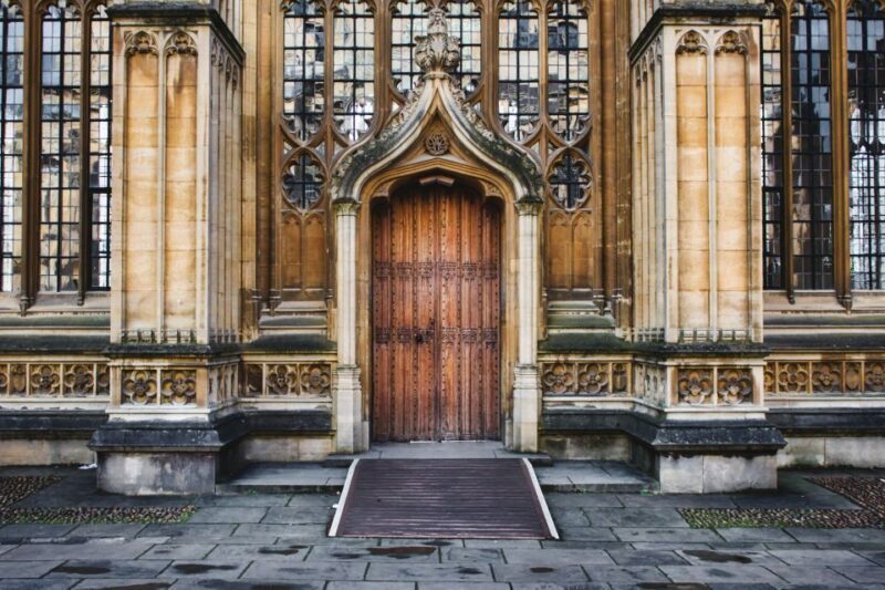 Oxford: Alumni-Led Walking & Punting Tour w/opt New College - Punting: A Relaxed Scenic Escape